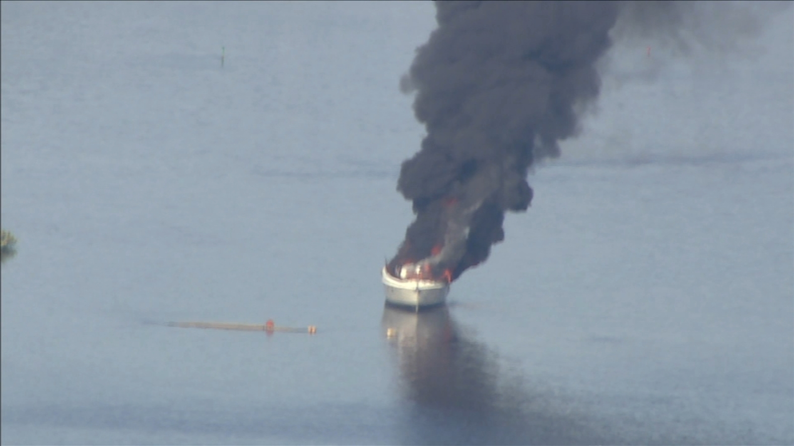 Boat fire sends plumes of smoke over Delaware River - 6abc Philadelphia