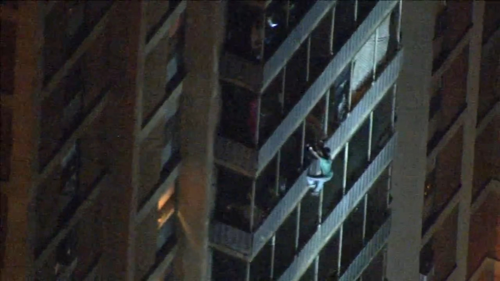 Man scales down 19-story high-rise during West Philadelphia fire - ABC7 ...