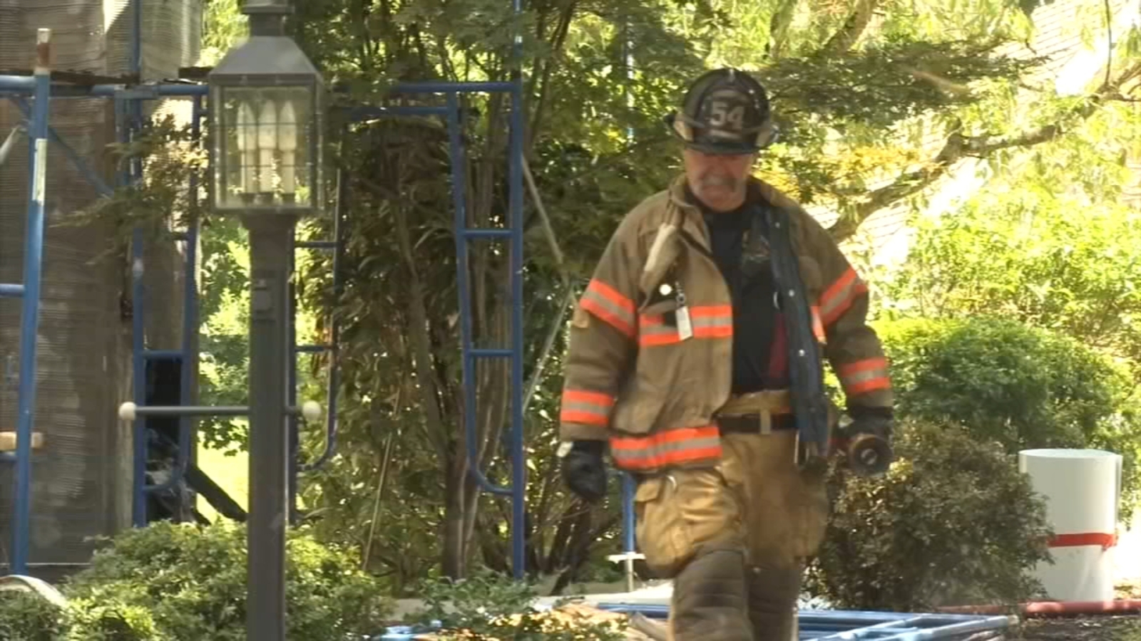 Firefighters battle blaze and extreme heat in Edgmont Twp ...