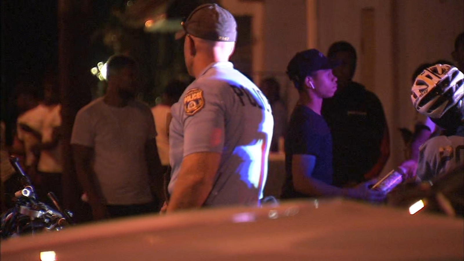 Philadelphia police break up 2 large crowds - 6abc Philadelphia
