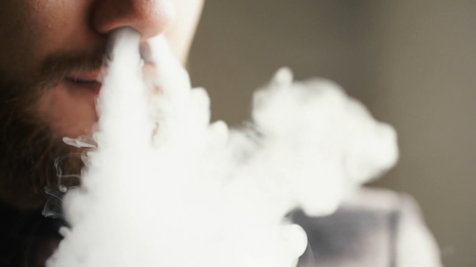 Teen vaping concerns rise along with reports of lung damage - ABC7 Chicago
