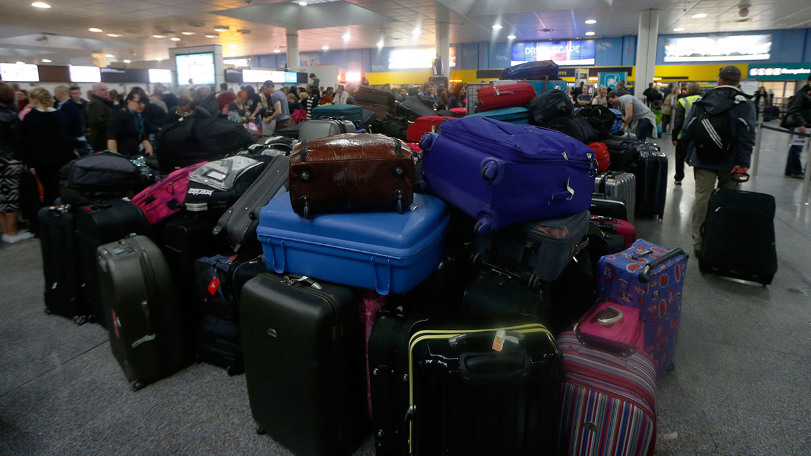 Computer problems halt U.S. Customs operations for hours - ABC7 Chicago