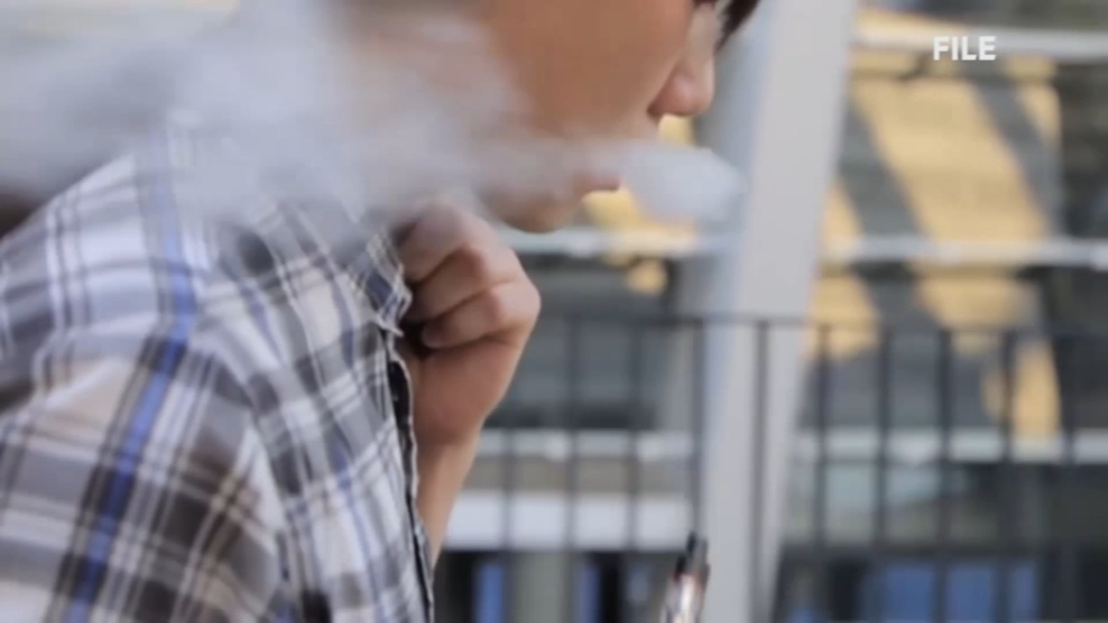 Smokers, vapers face increased health risk while smoking amid the COVID ...