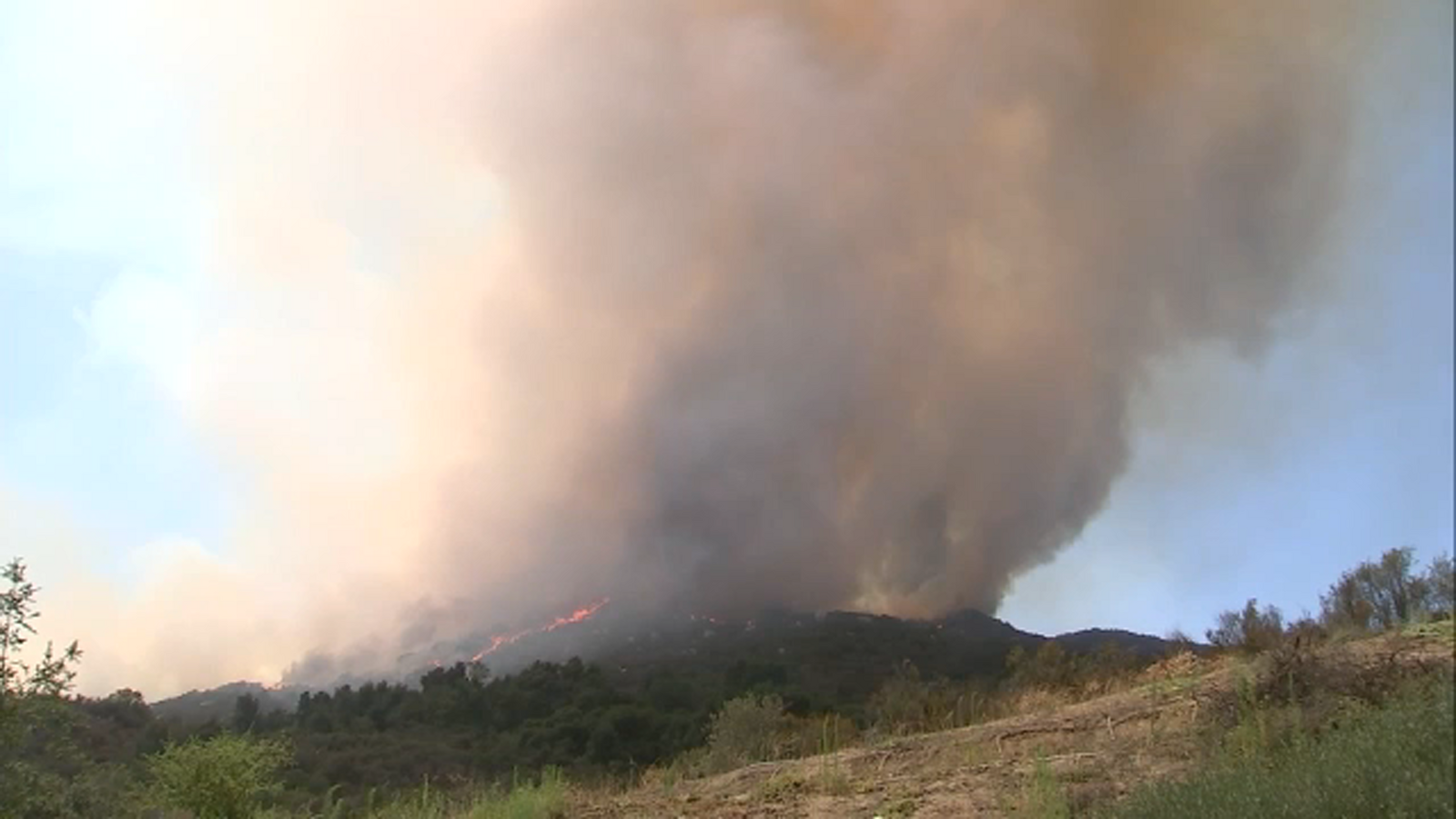 Tenaja Fire: Containment of 2,000-acre brush fire near Murrieta rises ...