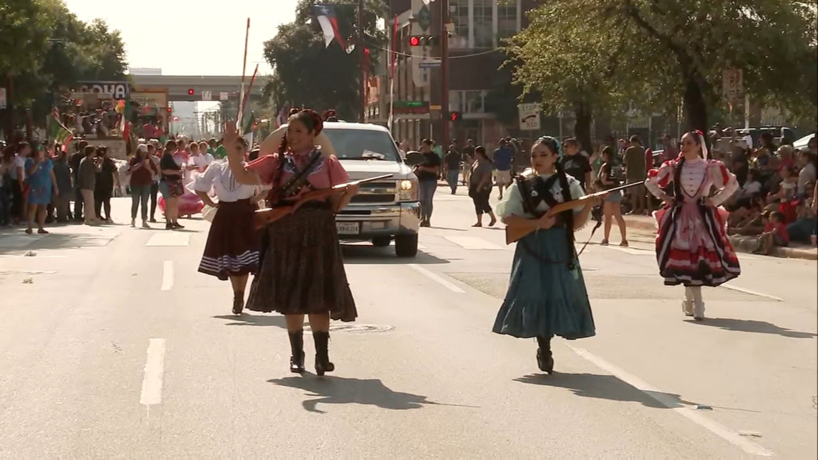 Hundreds turn out for Fiestas Patrias parade in downtown Houston ...