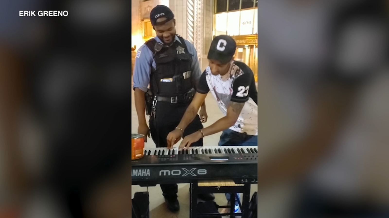 Chicago police officer joins street musician for improvised piano duet ...