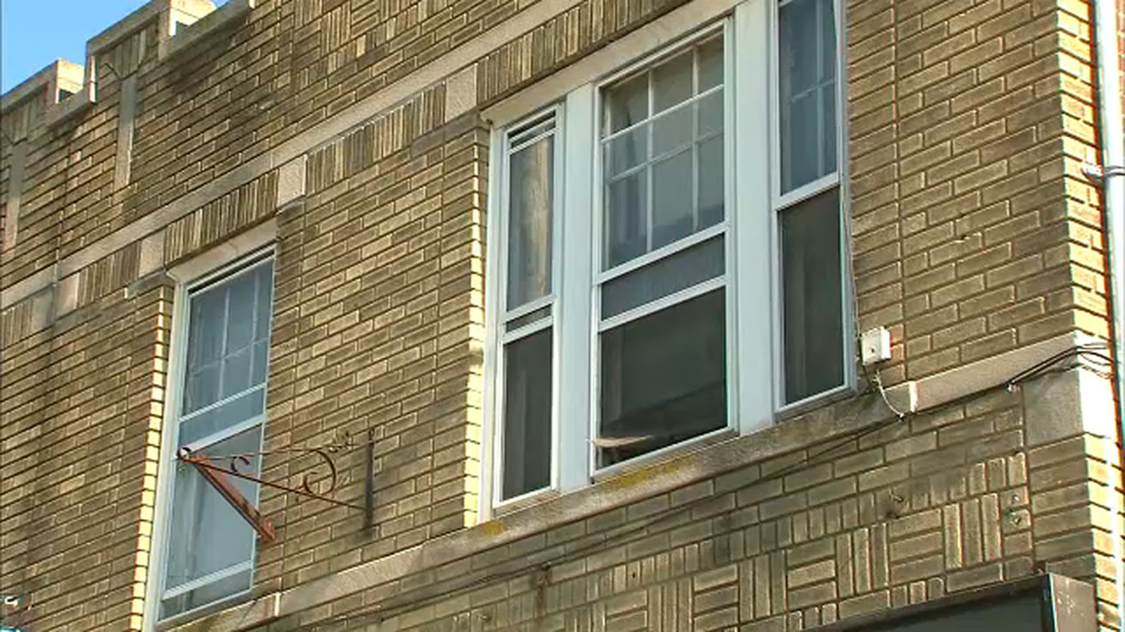 Decomposing body found amid hoarding conditions in Queens apartment ...