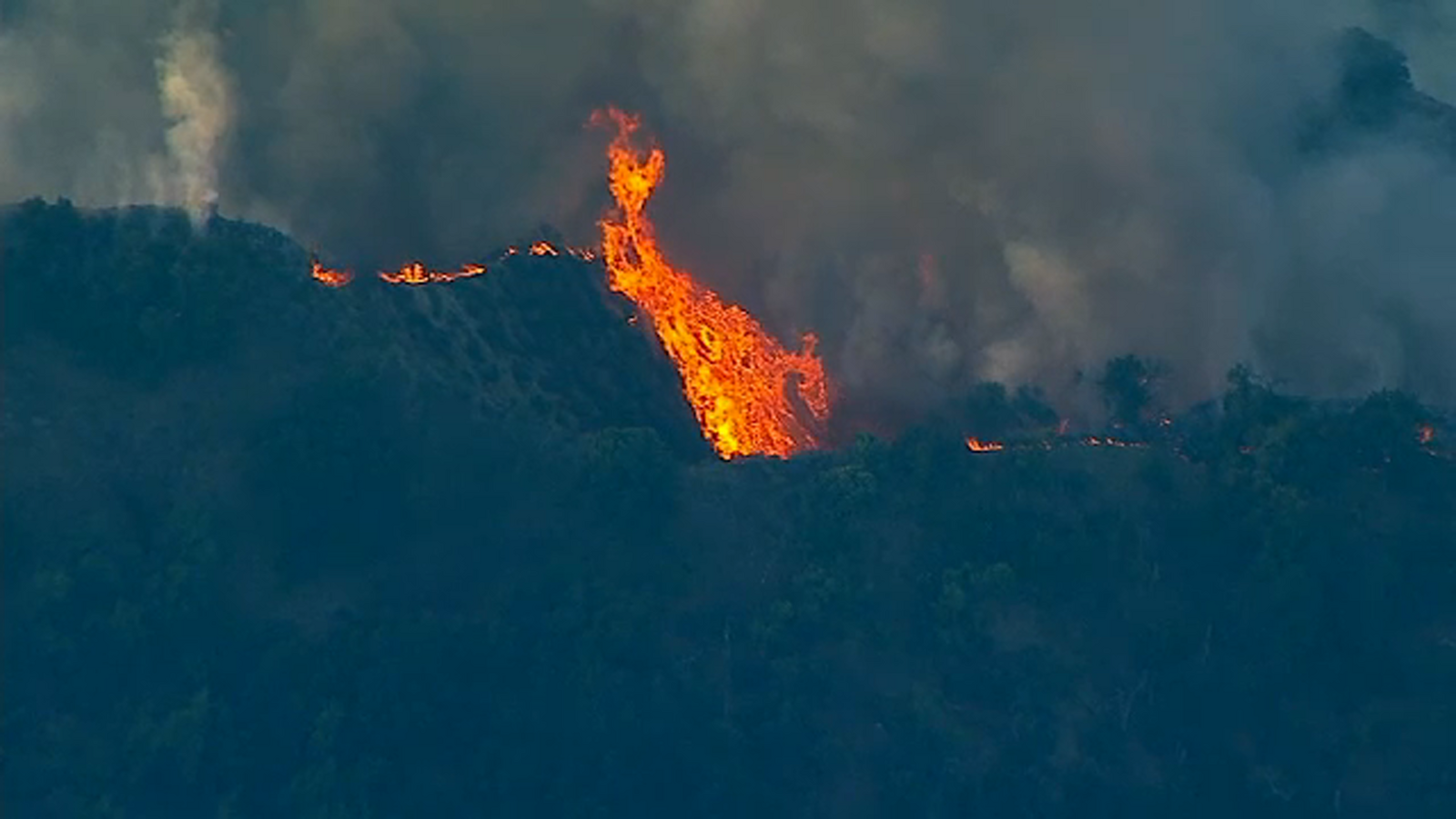 Saddle Ridge Fire: Crews working to contain blaze ahead of threatening ...