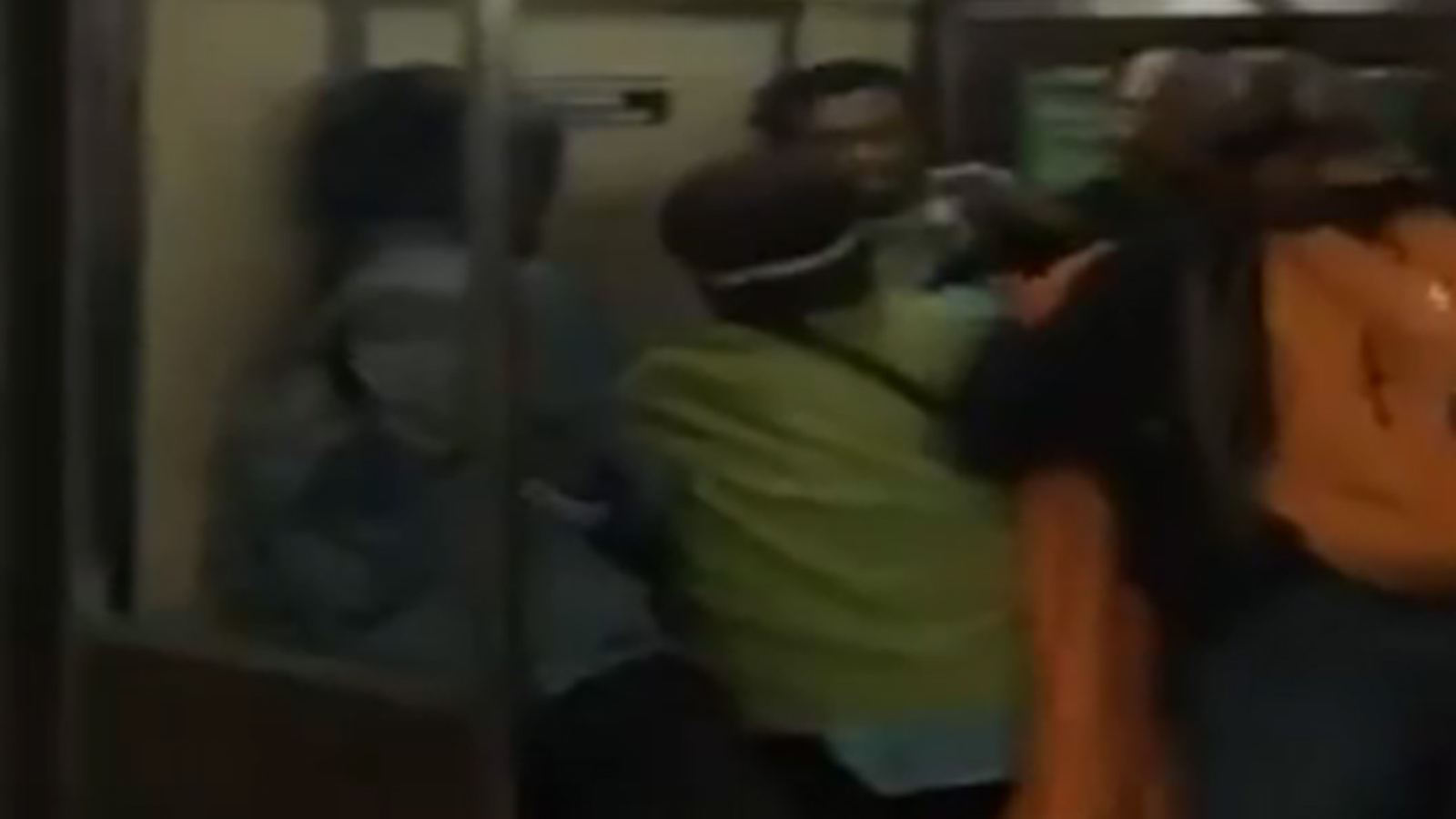 Video: Passengers intervene to break up fight on New York City subway ...