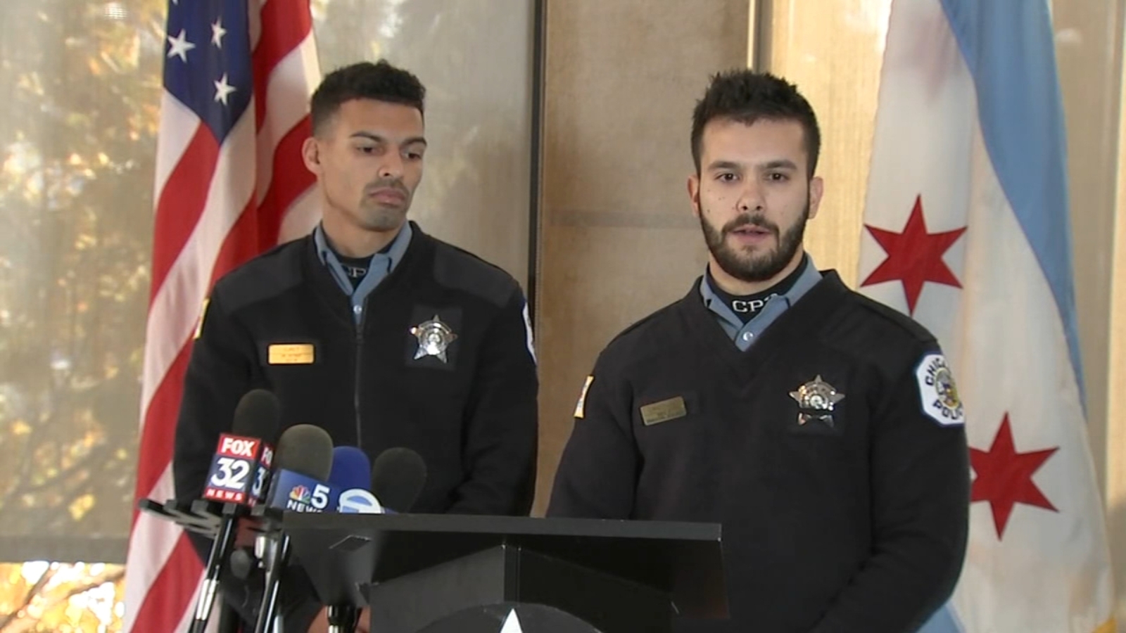 2 Chicago police officers credited with saving child from burning car ...