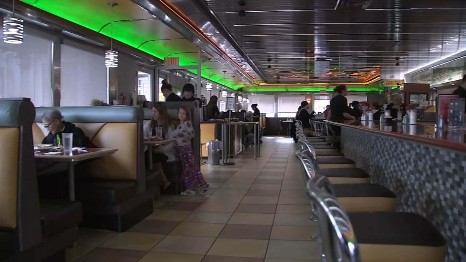 Thanksgiving at Melrose Diner is a tradition between friends - 6abc ...