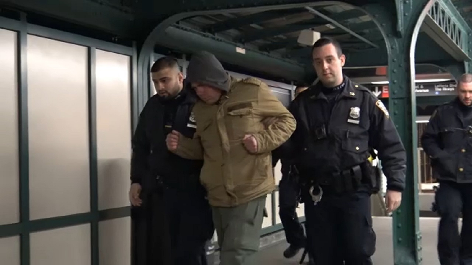 Police: MTA worker gets into tussle with intoxicated passenger in ...