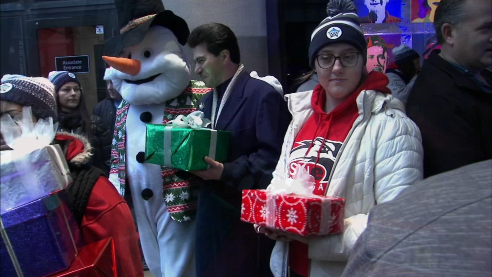 Operation Santa spreads holiday cheer to families of fallen Chicago ...
