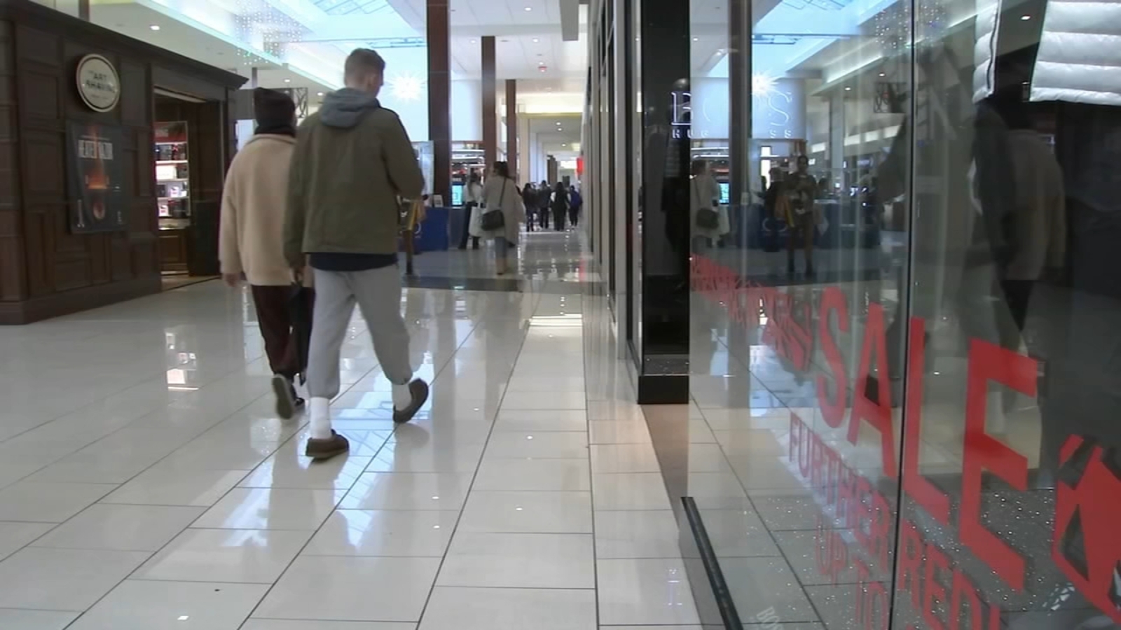 As online sales surge, shoppers still flock to malls for holiday gifts ...