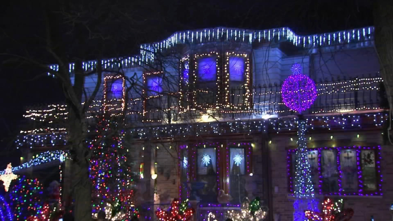 Hundreds gather to honor Frank Lopez, known for Chicago's 'Christmas ...