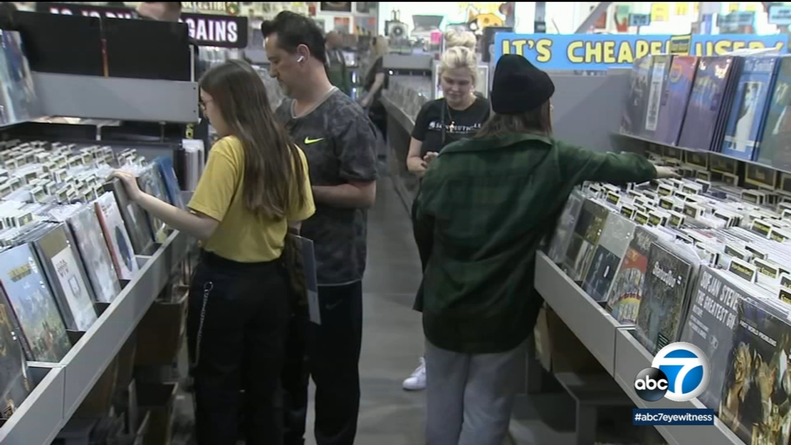 Vinyl albums are hot sellers again, expected to outpace CDs this year ...