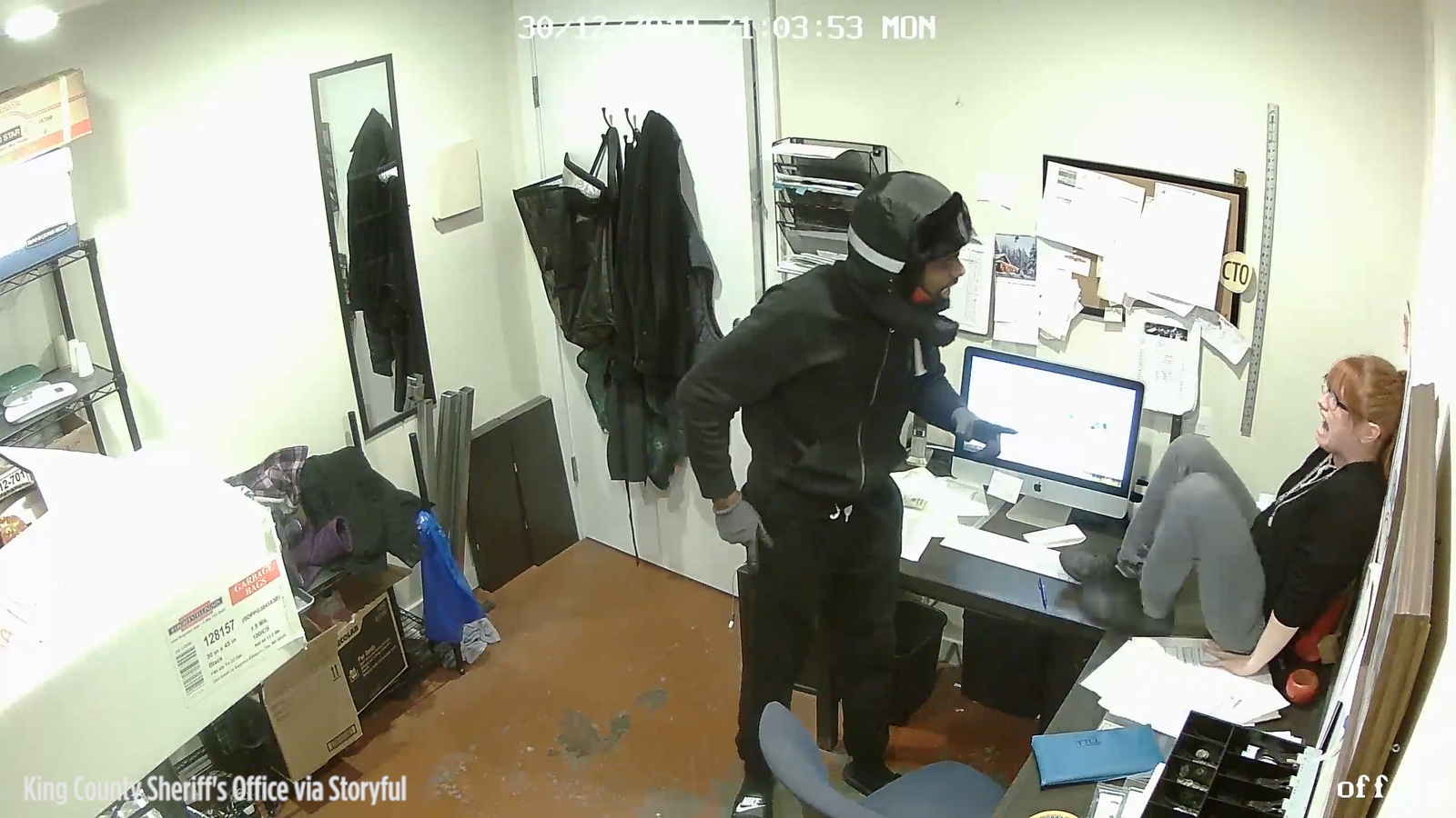 Woman fights back during robbery at Washington pizza shop | VIDEO ...
