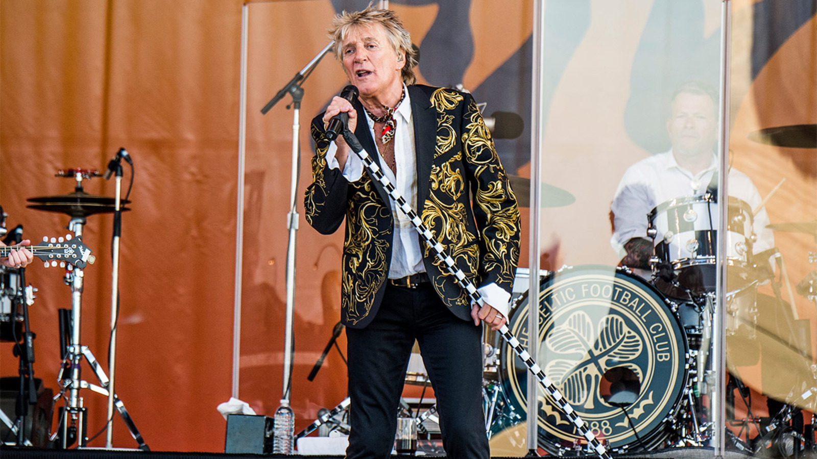 Rod Stewart accused of punching security guard - ABC11 Raleigh-Durham