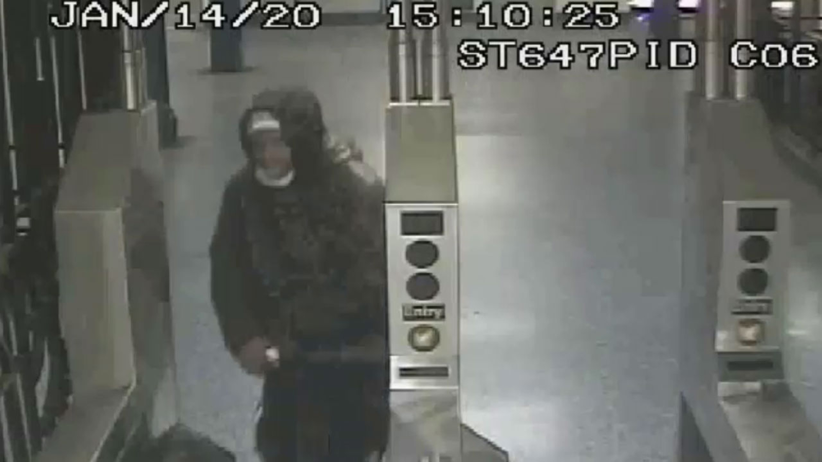 Woman attacked with bicycle chain by man wearing mask on subway ...