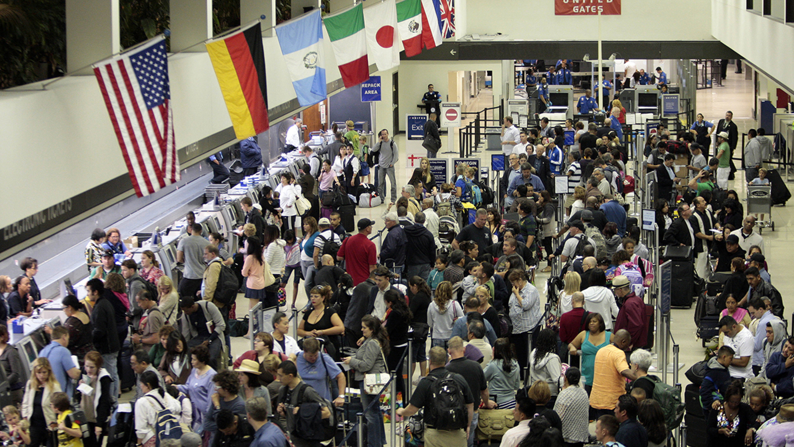 Passenger arrives at LAX with possible coronavirus symptoms - ABC13 Houston