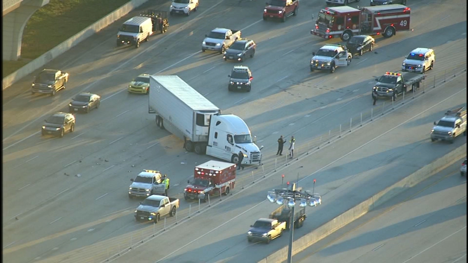 Houston Traffic Jackknifed 18 Wheeler Involved In Crash Blocks I 10