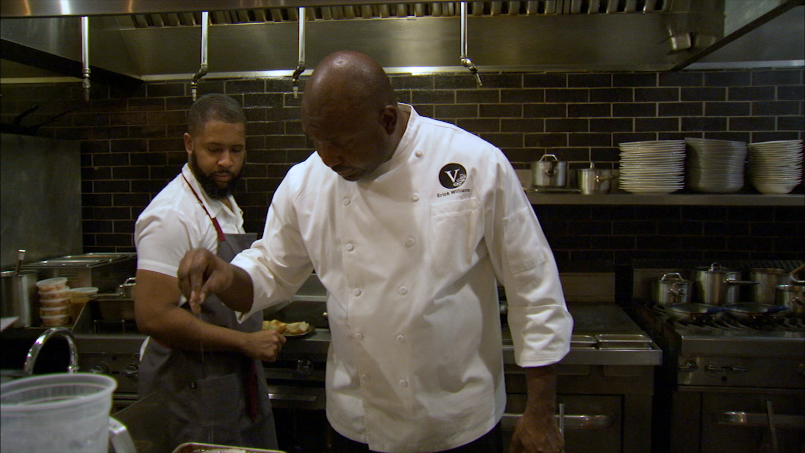 Trailblazing Chef Inspires Young Culinary Talent of Color - ABC7 Chicago