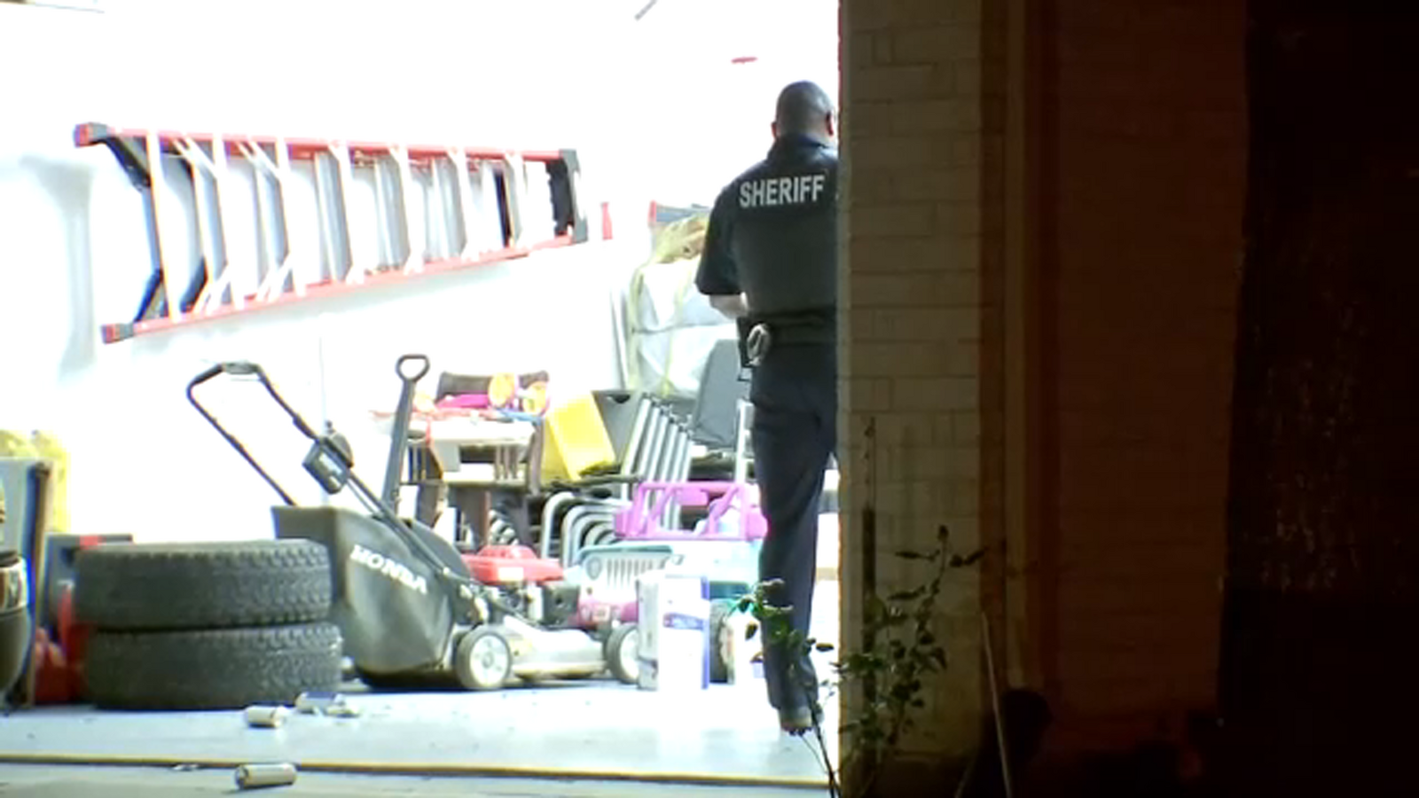 Fight ensues between two men, ending in a hammer attack - ABC13 Houston