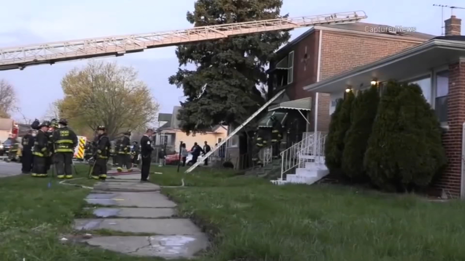 Chicago fire: Man found dead, firefighter injured in South Side house ...