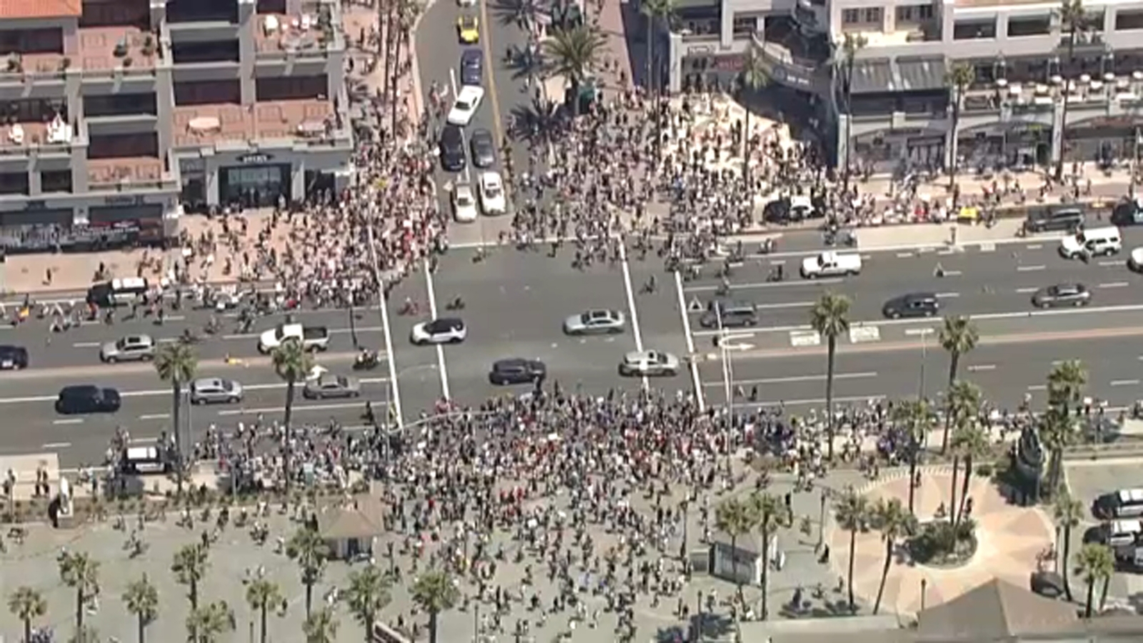 Coronavirus crisis: Large crowds gather in Huntington Beach to protest ...