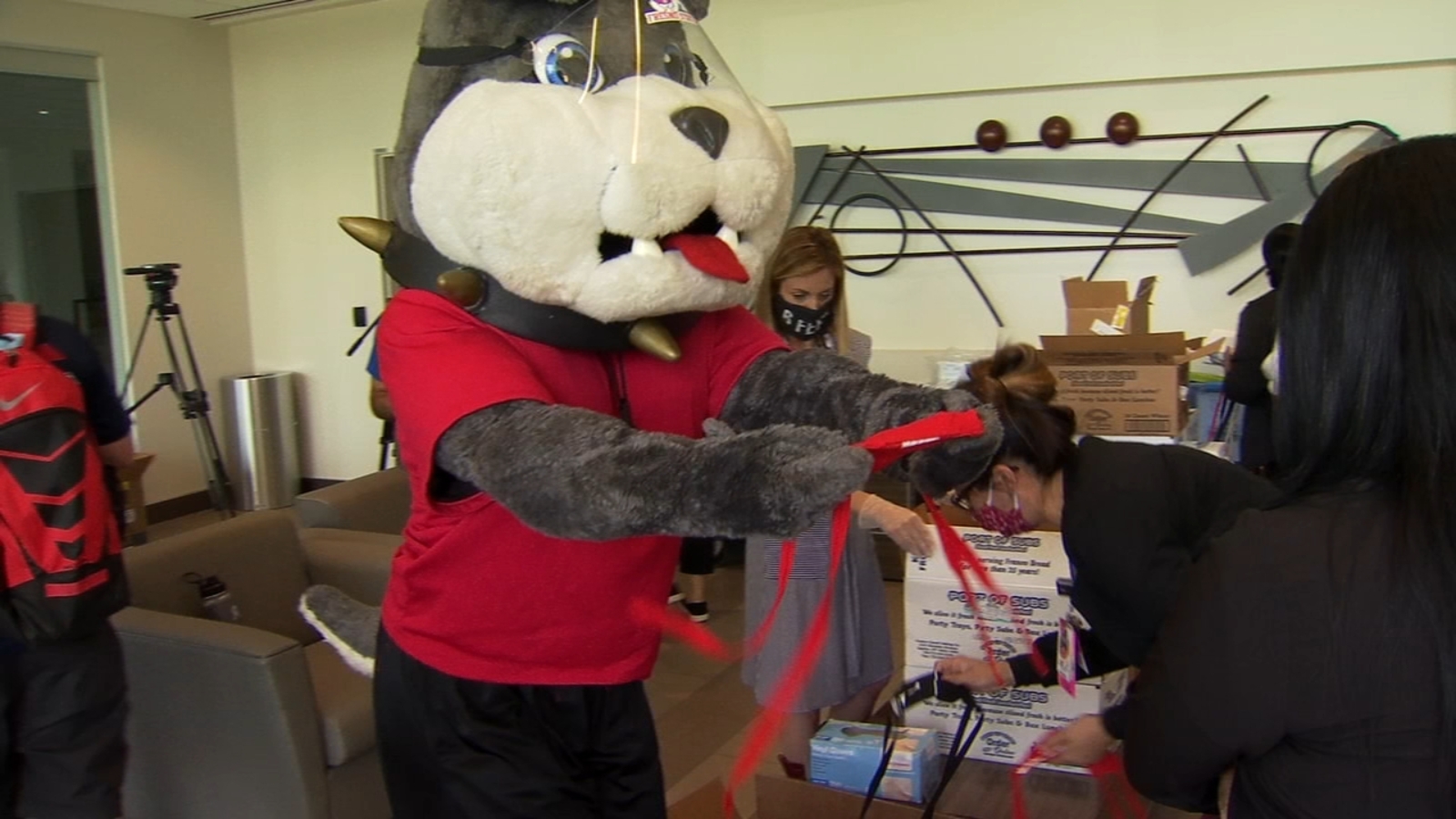 Fresno State mascot delivers masks to Valley nurses, frontline workers ...
