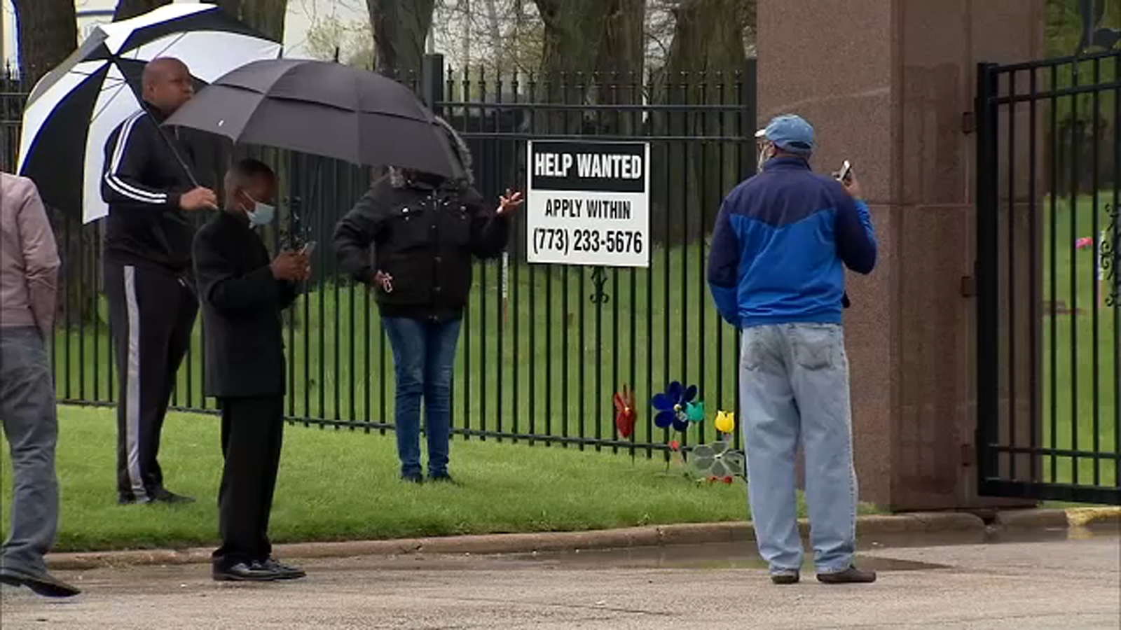 Families frustrated after Chicago-area cemeteries close to visitors on ...