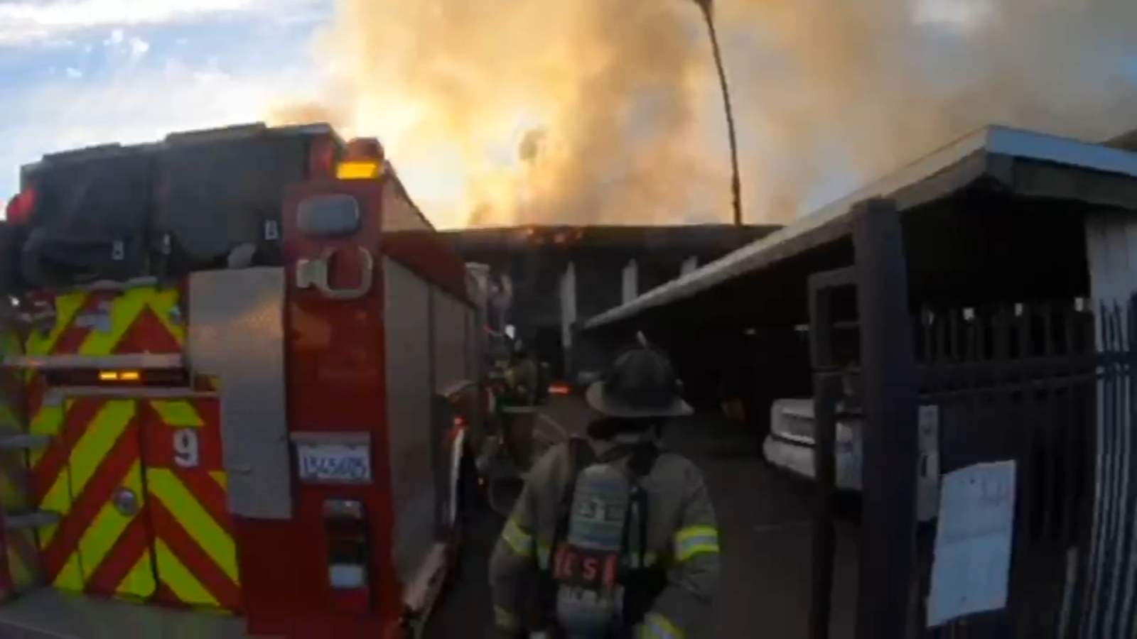 7 people displaced after apartment complex fire in central Fresno - ABC30 Fresno