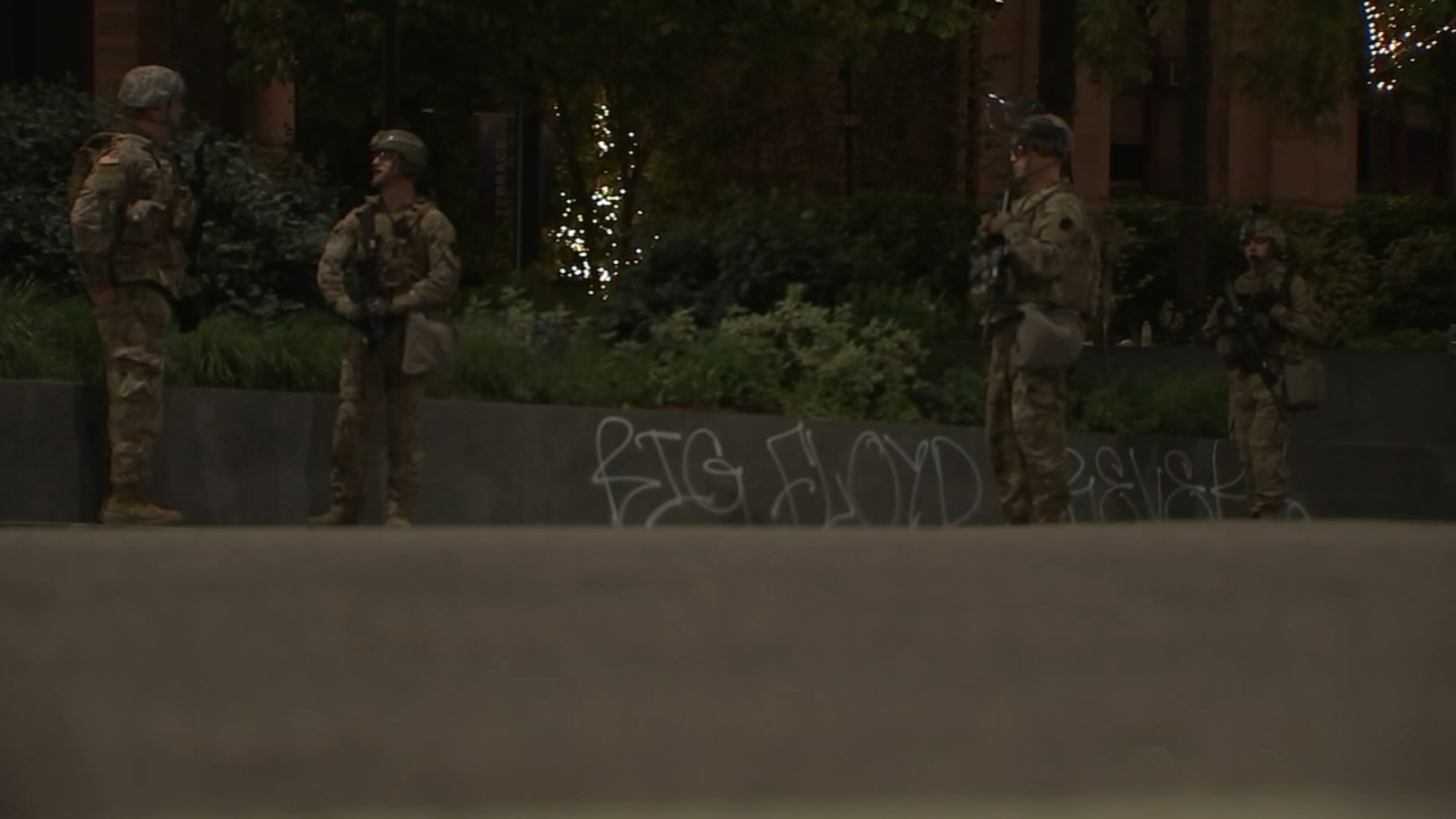 National Guard surrounds Philadelphia City Hall as looting continues ...