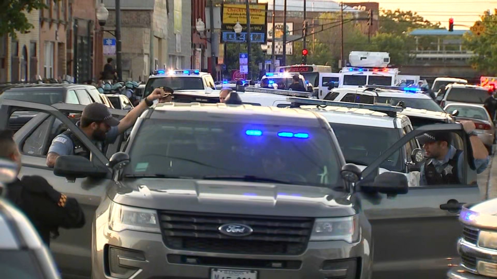 Chicago looting: Police grapple with near-overwhelming unrest as Gov ...