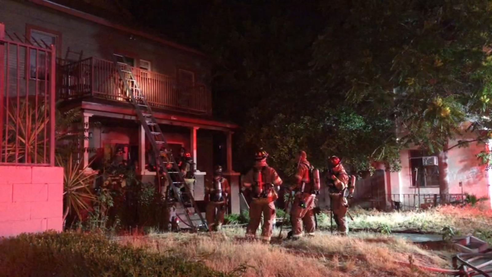 Fire breaks out at central Fresno apartment complex, tenant helps control flames - ABC30 Fresno