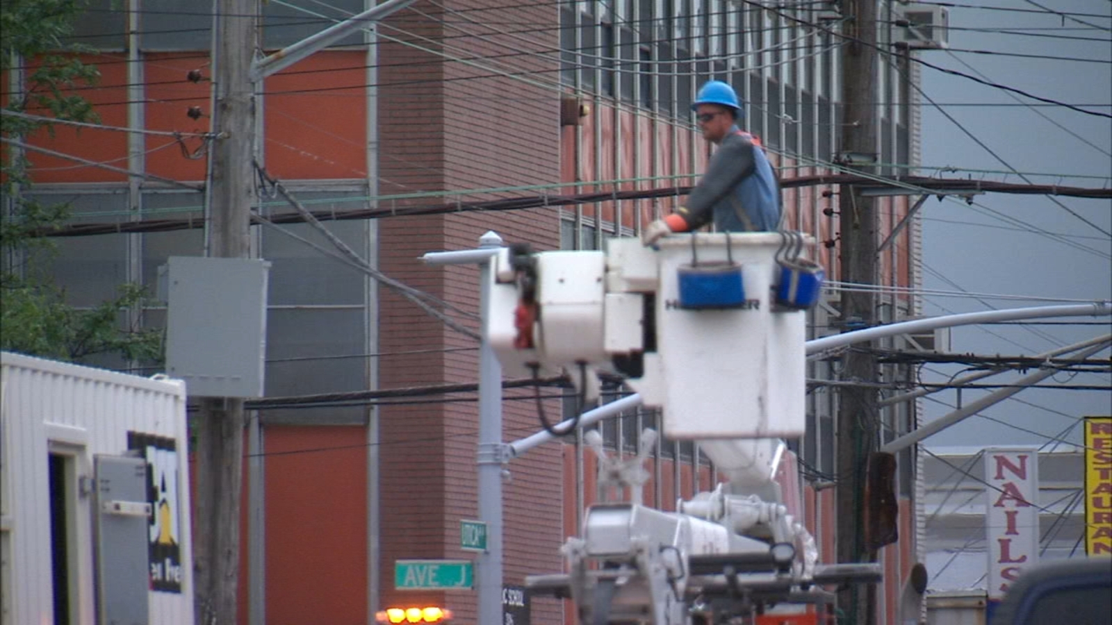 Con Edison and the union representing its workers appear to have avoided a strike after reaching ...