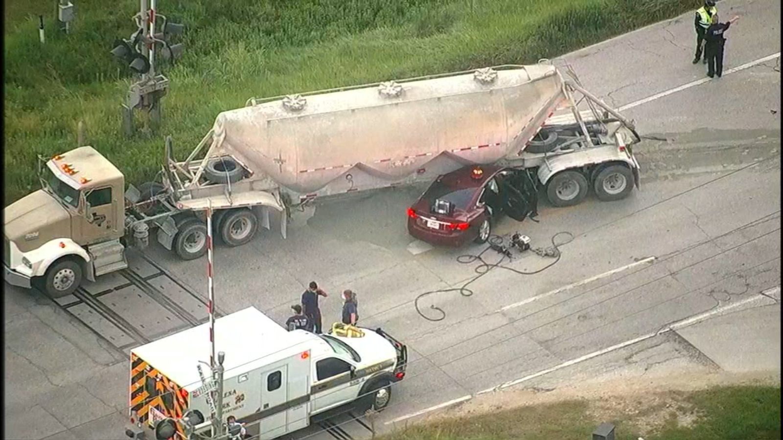 HOUSTON TRAFFIC: 1 killed when car gets wedged under semi in Galena ...
