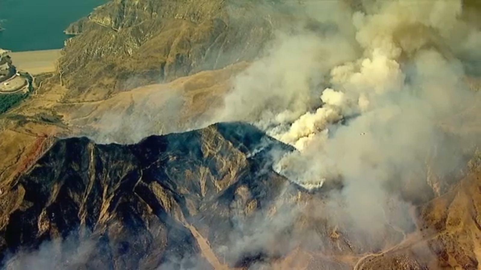 Evacuation warning issued as firefighters battle 1,200-acre blaze near ...