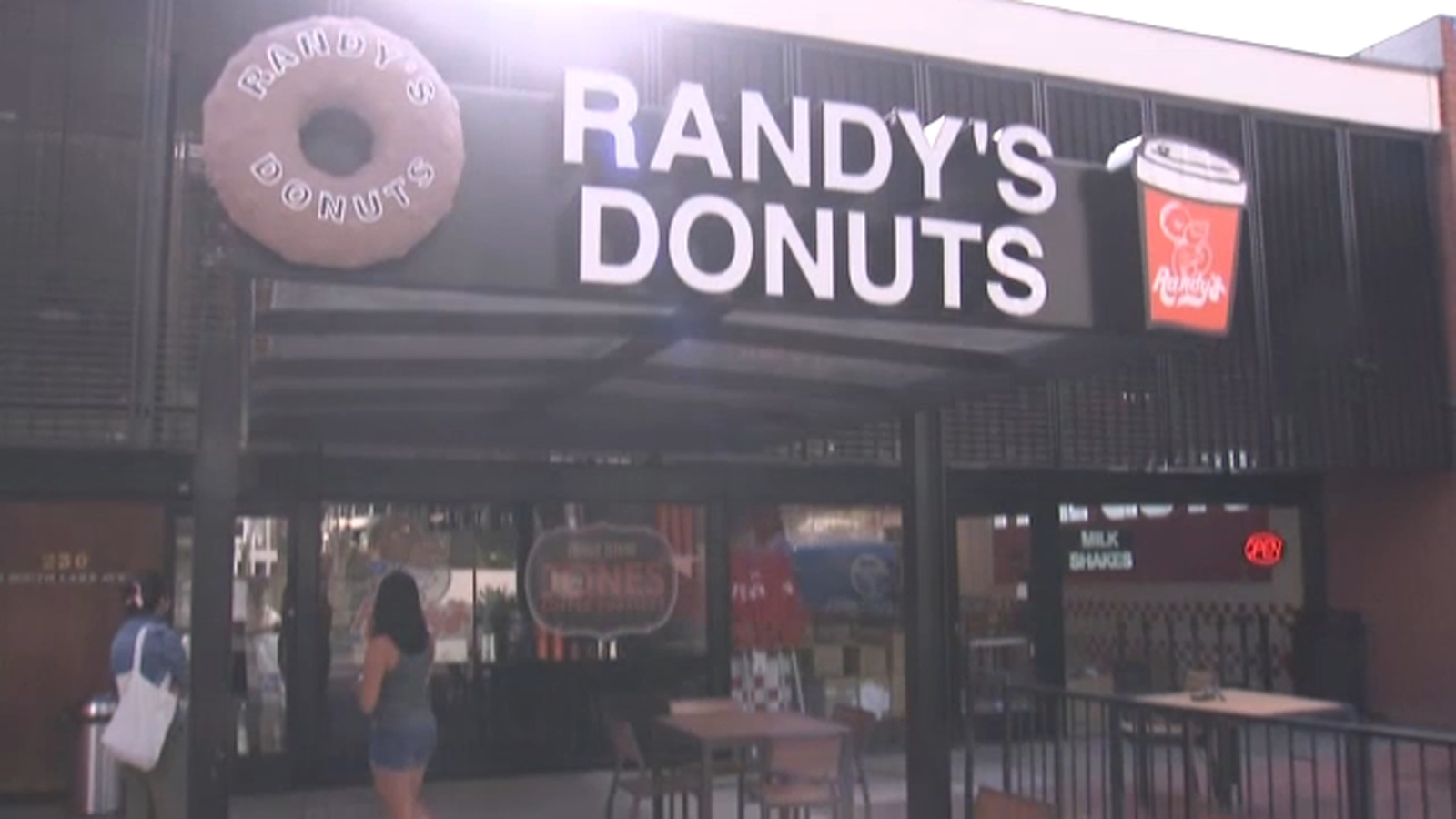 Randy's Donuts opens new location in Pasadena - ABC7 Los Angeles