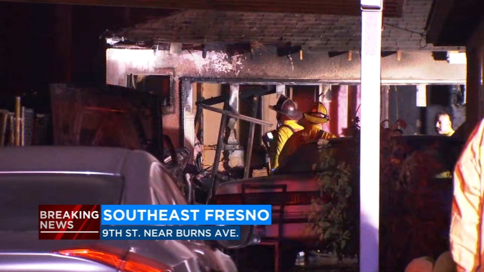 2 displaced after fire catches in separate garages in southeast Fresno - ABC30 Fresno