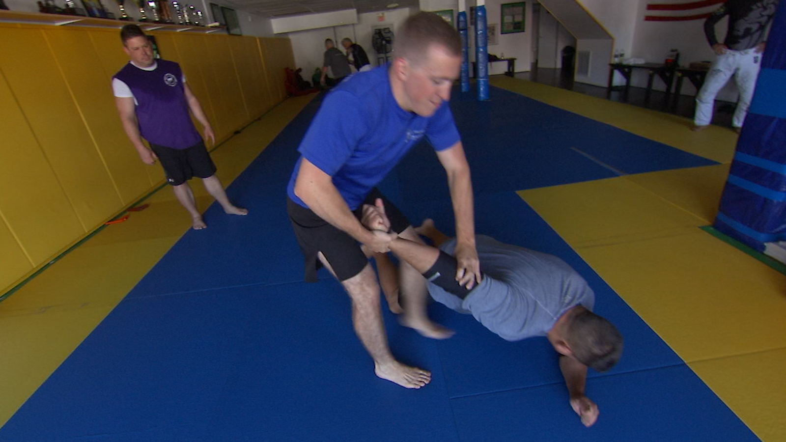 Brazilian fight champion teaches police the art of jiu-jitsu at ...
