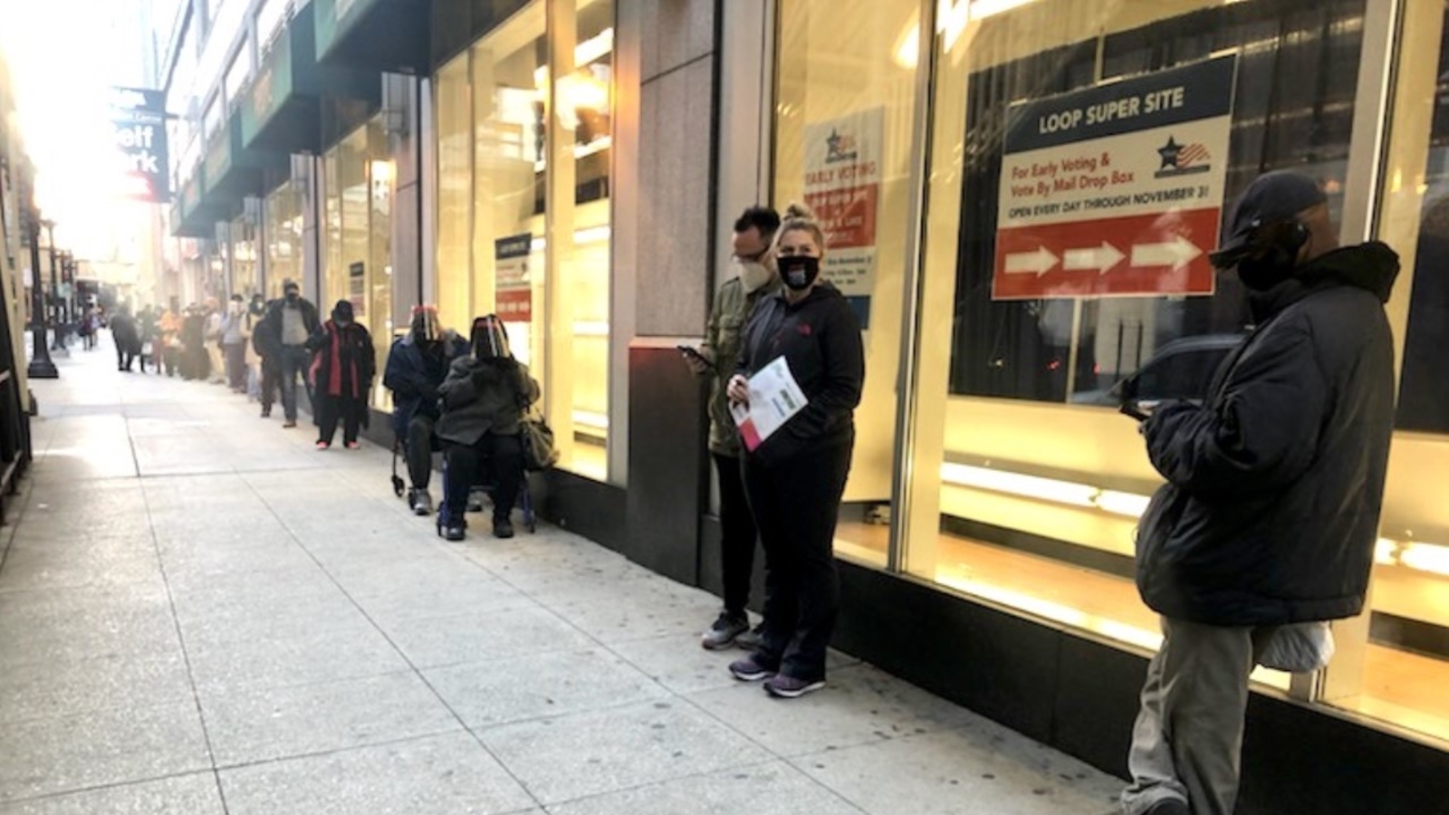 Election 2020: Early voting in Chicago begins with hundreds lining up ...