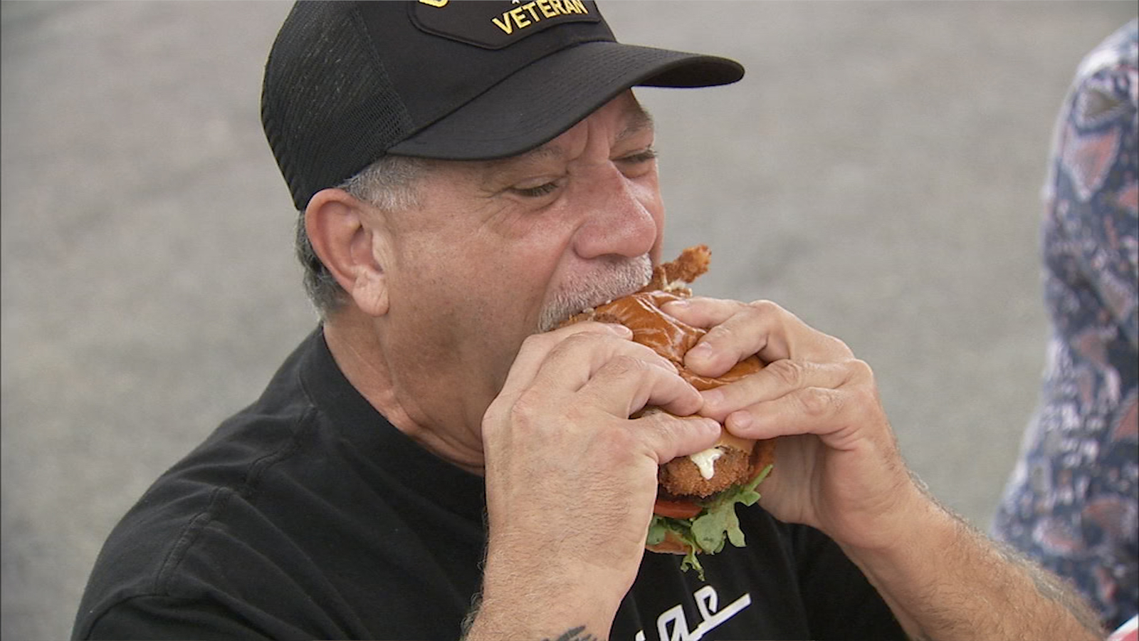 What makes Outlaw's burgers and ice cream perfect together? - ABC7 Chicago