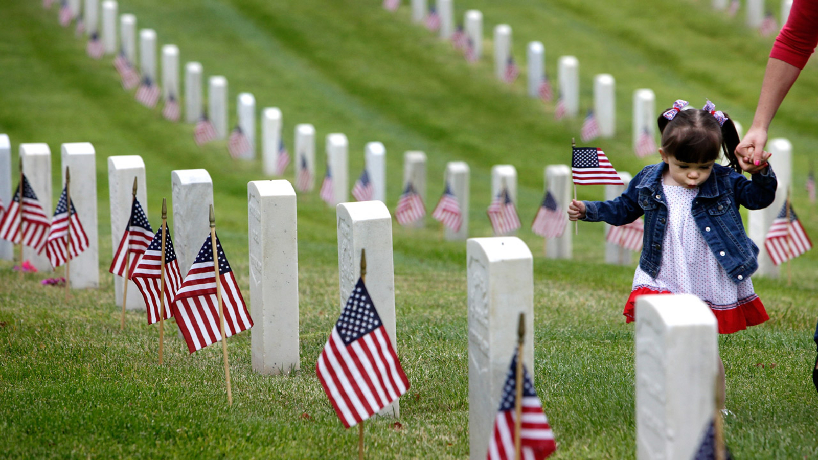 PHOTOS: US honors veterans in Memorial Day ceremonies - ABC7 Los Angeles