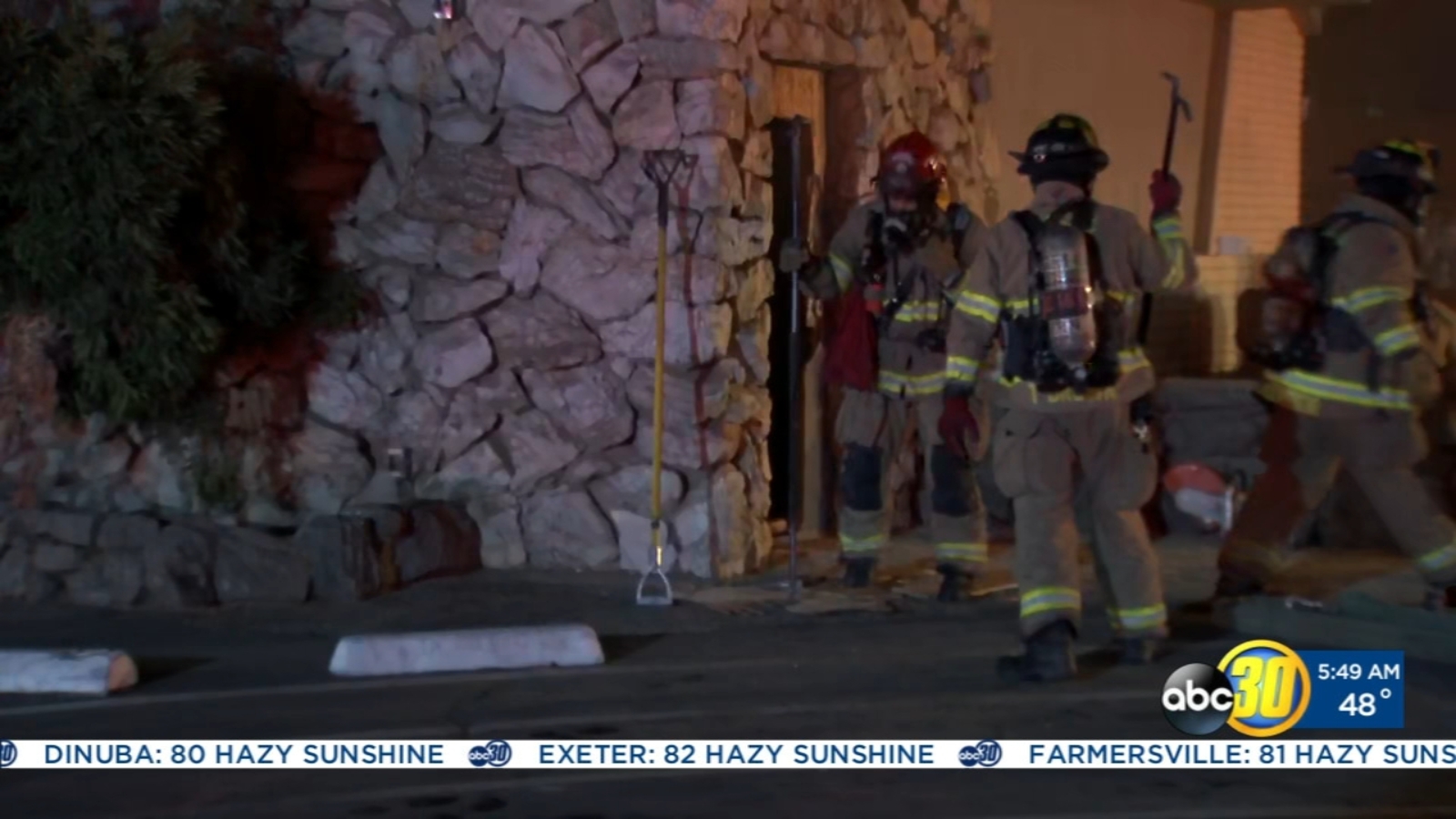 Firefighters douse building fire in central Fresno - ABC30 Fresno