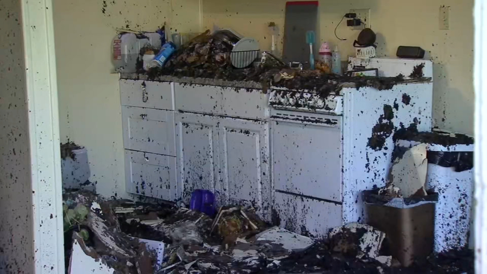 Fire rips through central Fresno apartment building, residents displaced - ABC30 Fresno