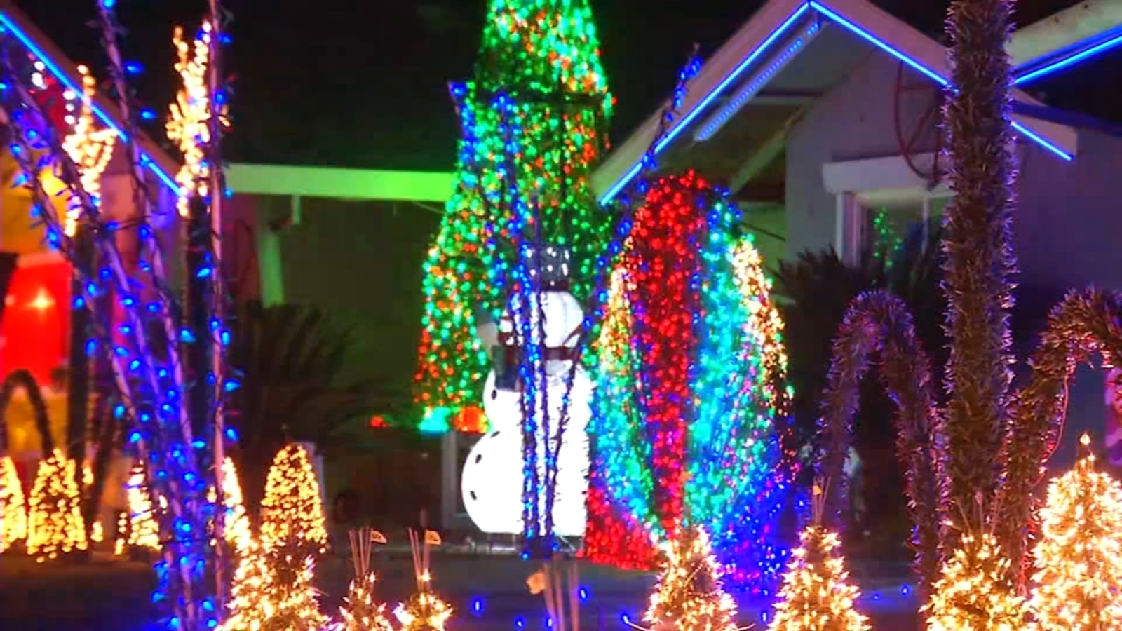 VIDEO: Beautiful Christmas displays light up Merced neighborhood ...