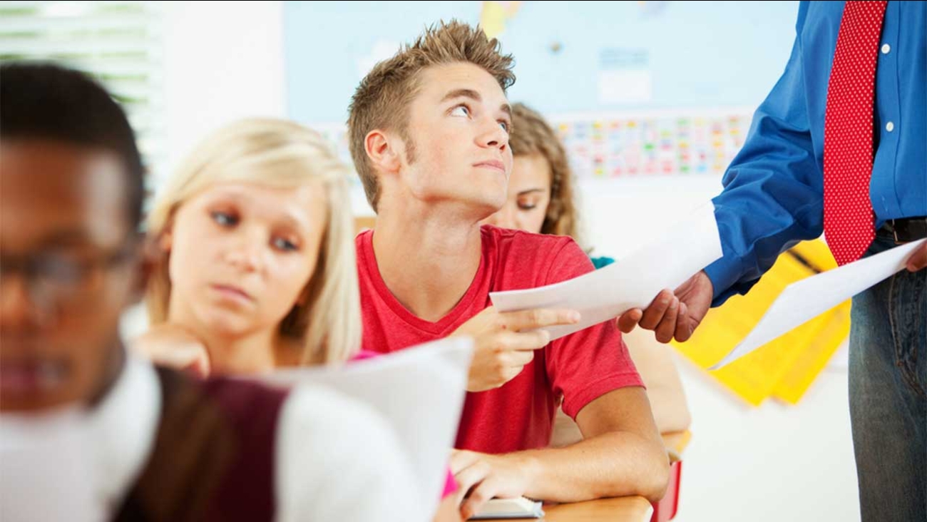 teacher-makes-students-choose-between-two-six-points-in-funny-extra