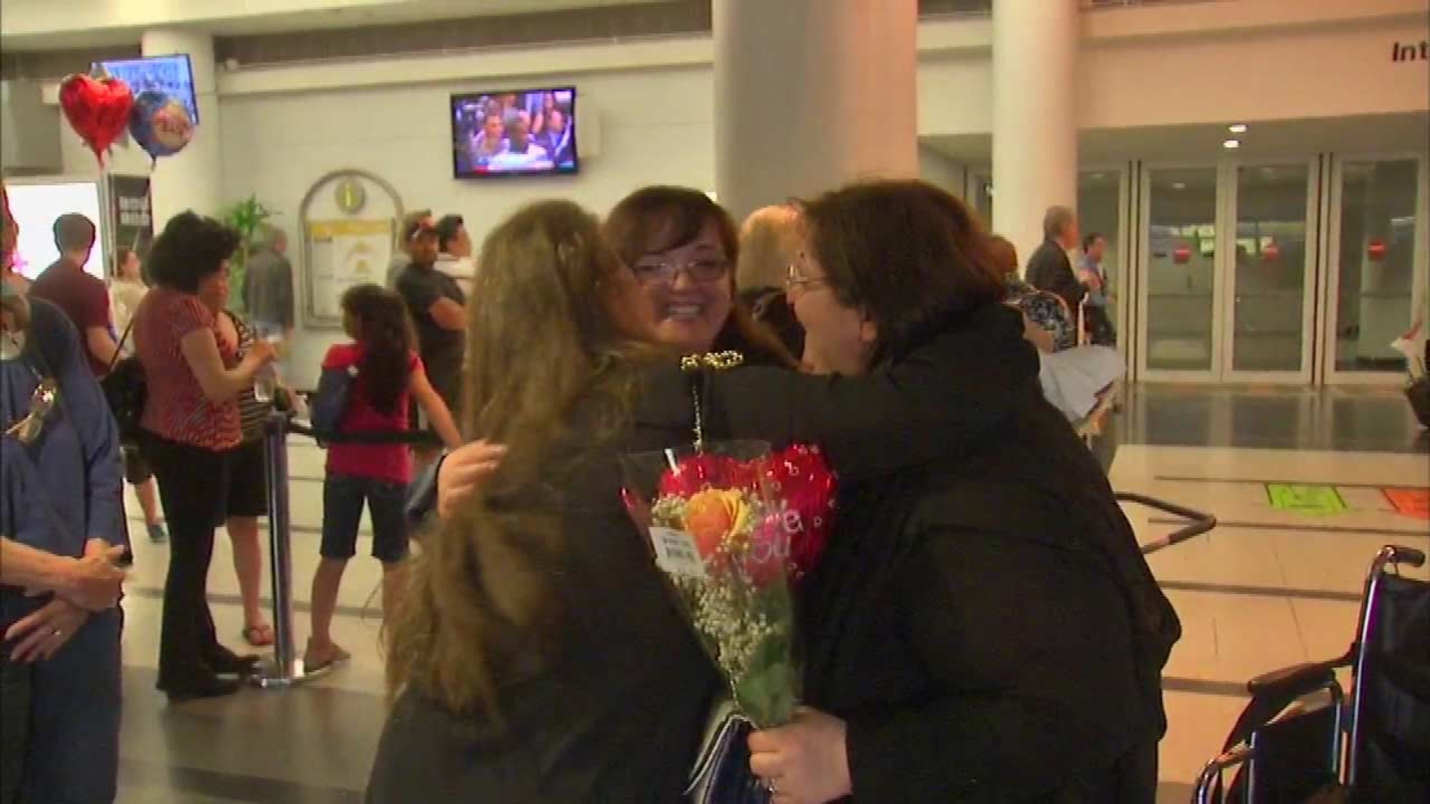 Sisters Reunite After 35 Years Apart Abc7 Chicago