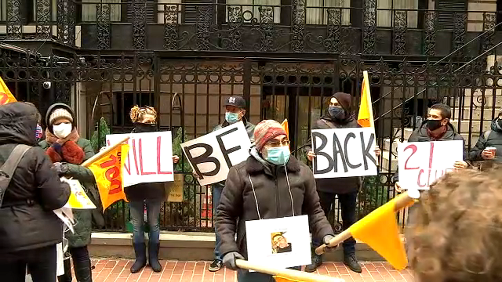COVID News: Workers at landmark 21 Club restaurant in Midtown Manhattan ...
